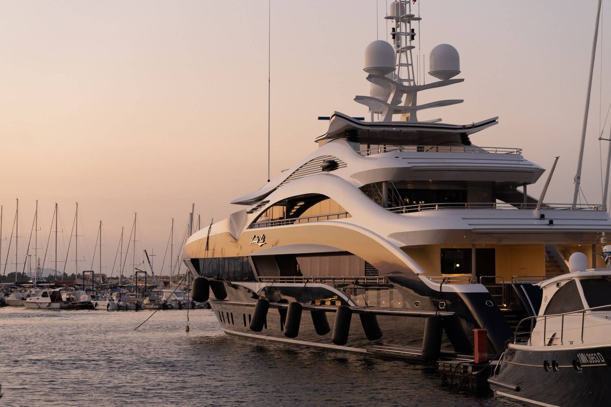Build a yacht. Superyacht Construction Guide - YachtOwner.co